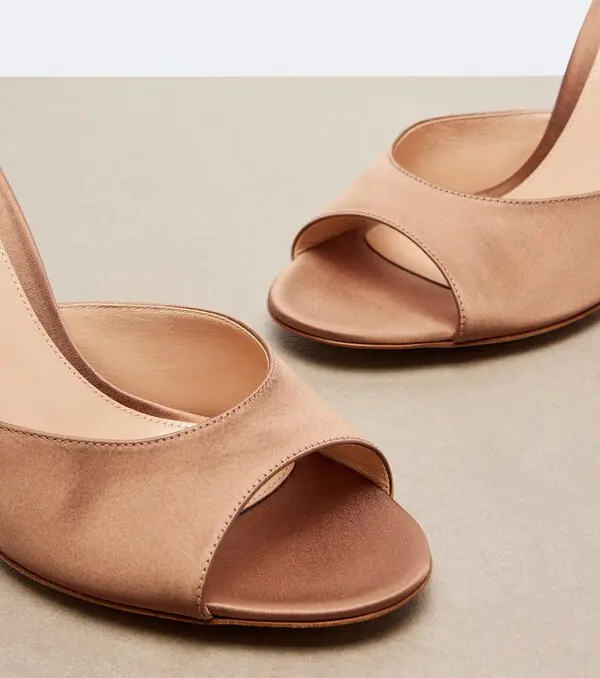 GIANVITO ROSSI Sofia Mules - Beige