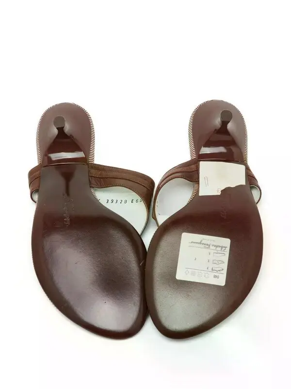 FERRAGAMO Leather Striped Pattern Thong Sandals - Brown