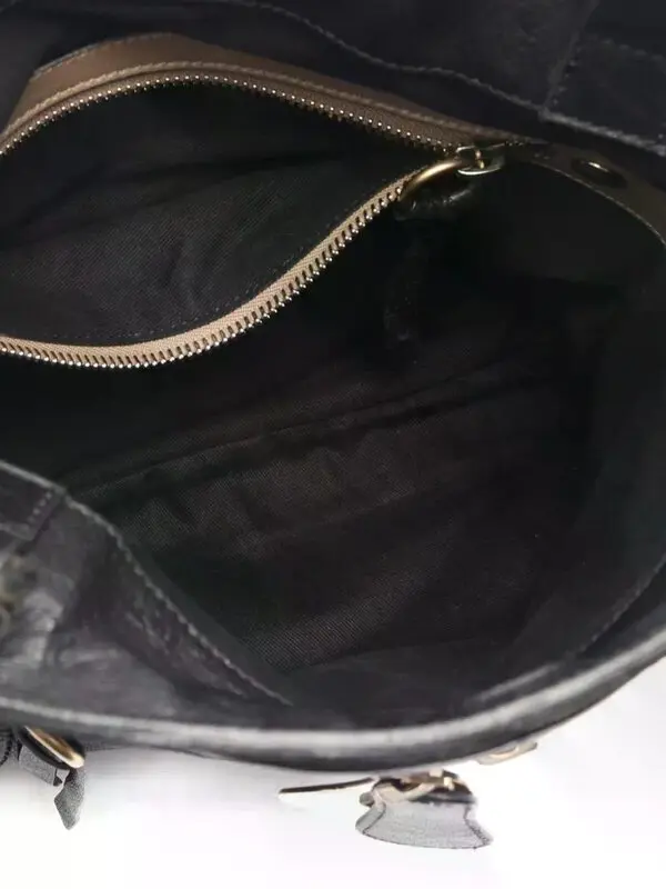 Chloé Bay Front-zip Pockets Shoulder Bag - Black