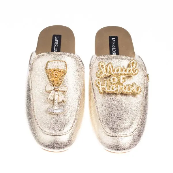 LAINES LONDON Classic Mules With Maid Of Honor Brooches - Gold