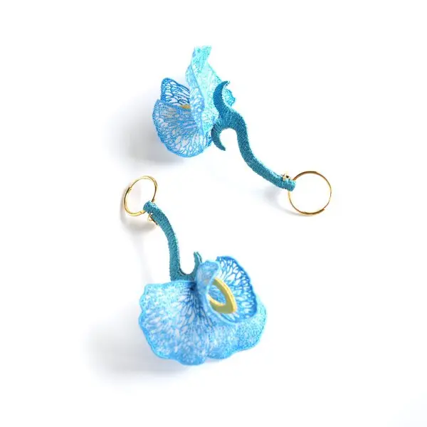 NANA WATANABE Fragrant Vines Petal-like Embroidered Earrings - Blue