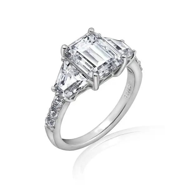 DIAMONBLISS Emerald Cut With Trapeze Side Stone Engaget Ring - White