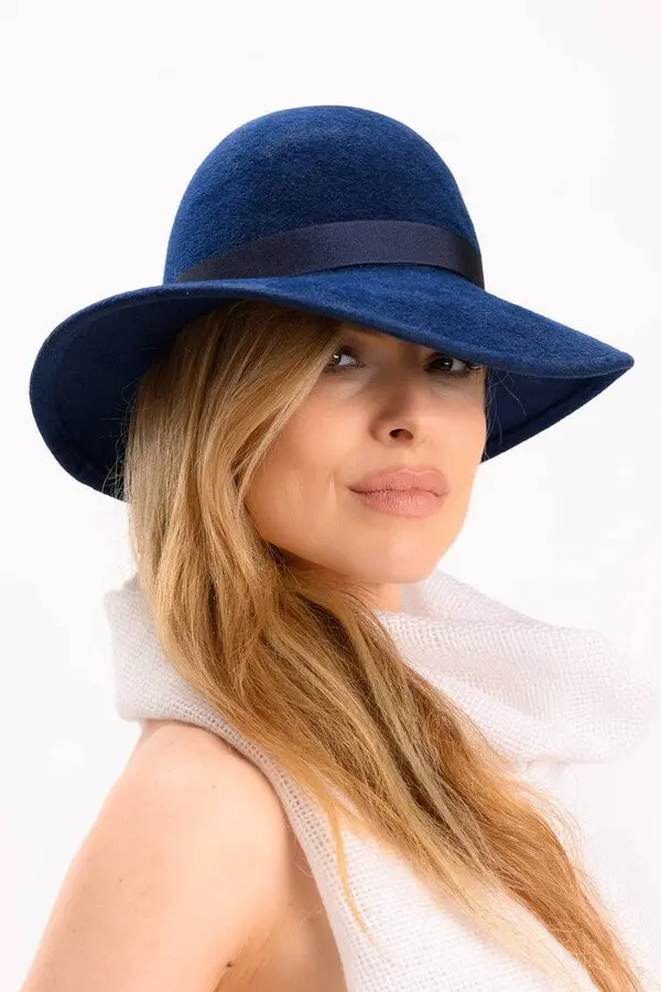 GINTA Round Crown Hat With A Wide Brim - Blue
