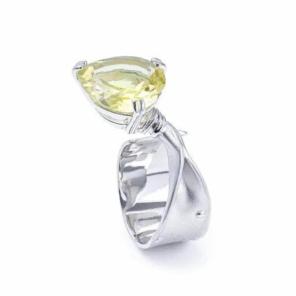 GERMAN KABIRSKI Aruna Open Silver Ring With Heart Shaped Natural Lemon Quartz - Silver/yellow