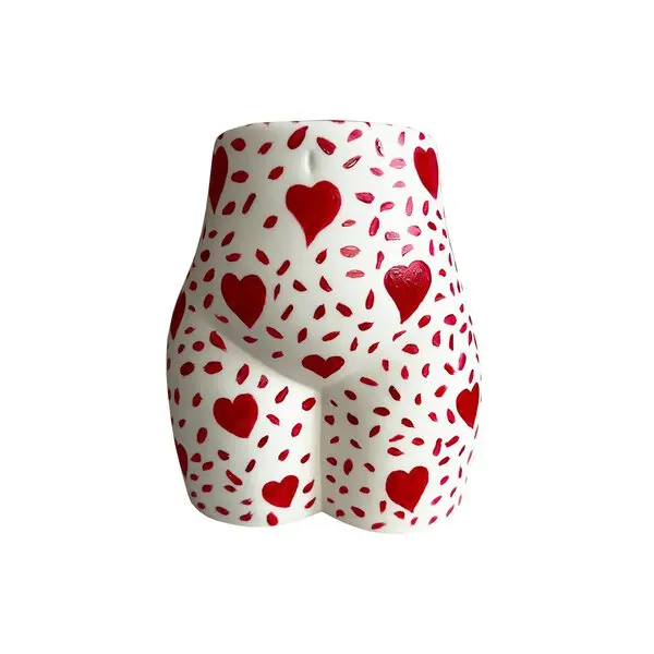 QUILLATTIRE White / Red White Heart Booty Vase - White/red