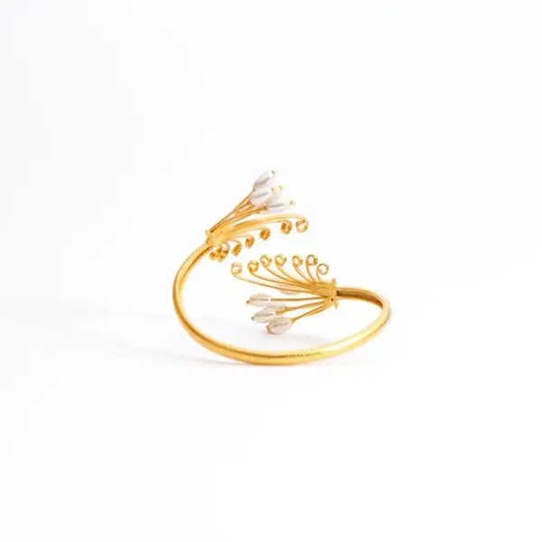 MERAKI BY RASHMI BAJAJ Blume De Perla Plated Pearl Bracelet With Lustrous White Pearls Bloom - Gold