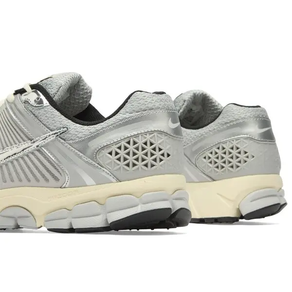 Nike Vomero 5 Chrome Sneaker