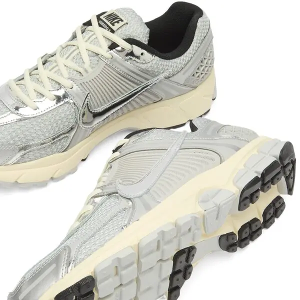 Nike Vomero 5 Chrome Sneaker