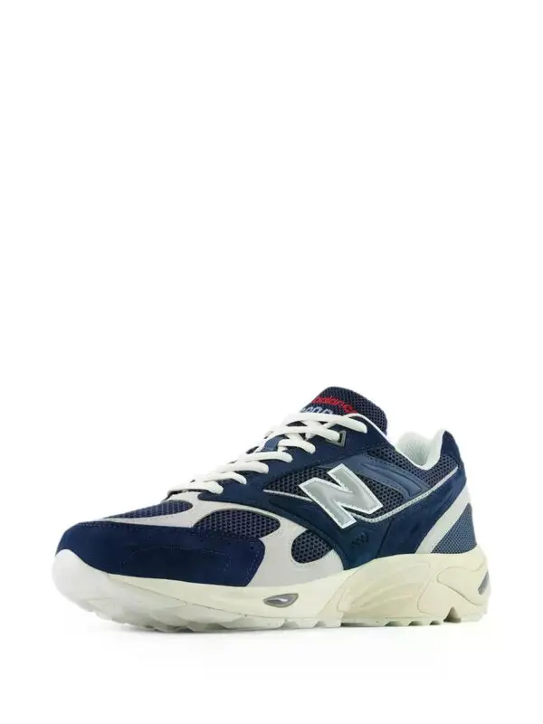 NEW BALANCE 880r Sneakers