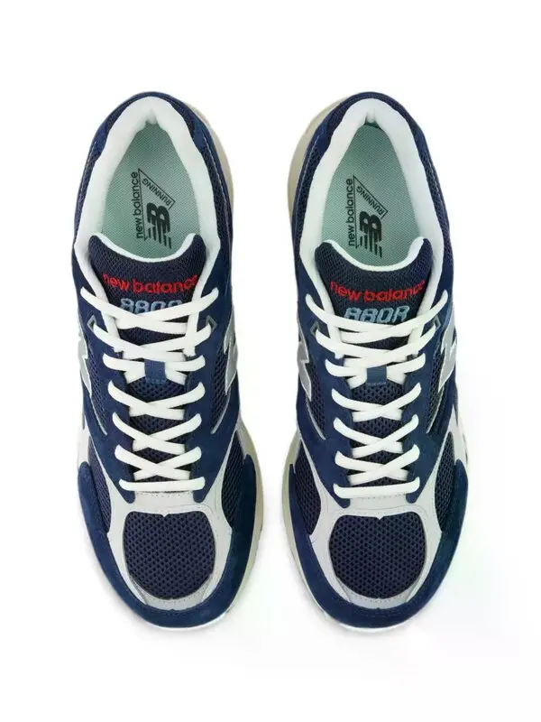 NEW BALANCE 880r Sneakers