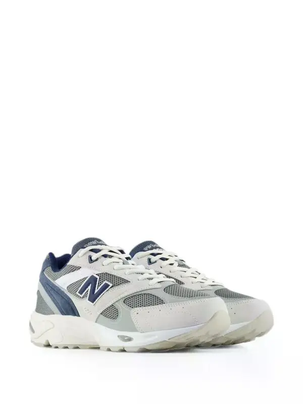 NEW BALANCE 880r Sneakers