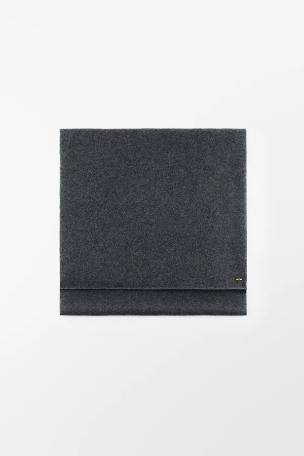 Arakii Knitted Scarf - Dark Grey