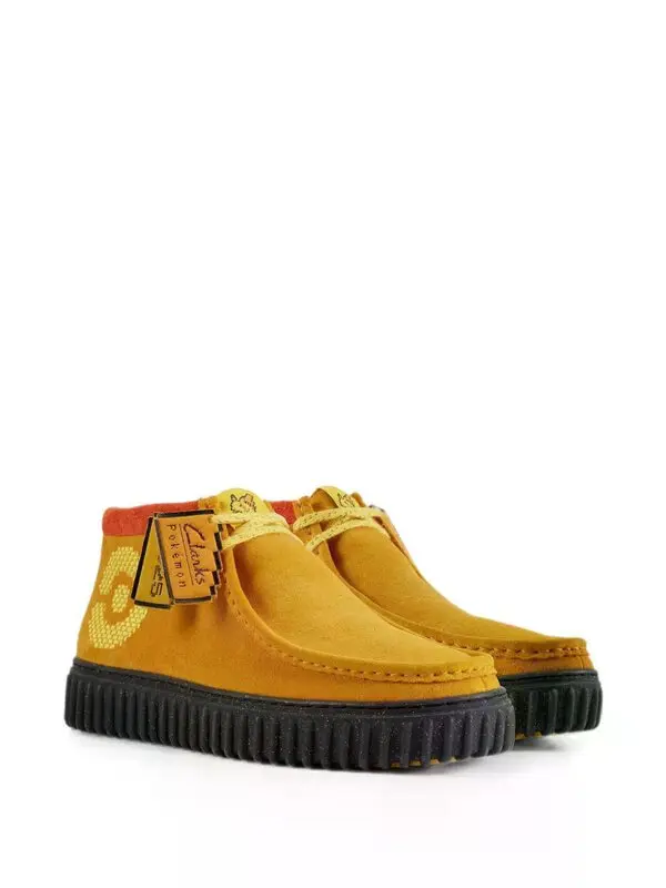 Clarks X Pokémon Torhill Explore Suede Desert Boots - Yellow