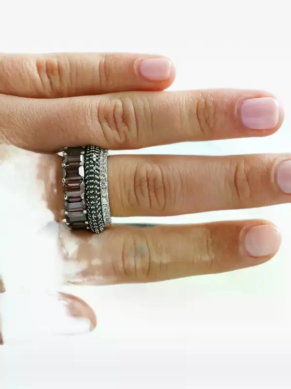 IZABEL DISPLAY Pavé-set Rings