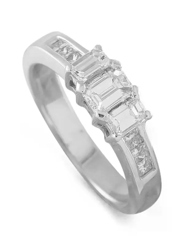 LB EXCLUSIVE Emerald-cut Diamond Ring