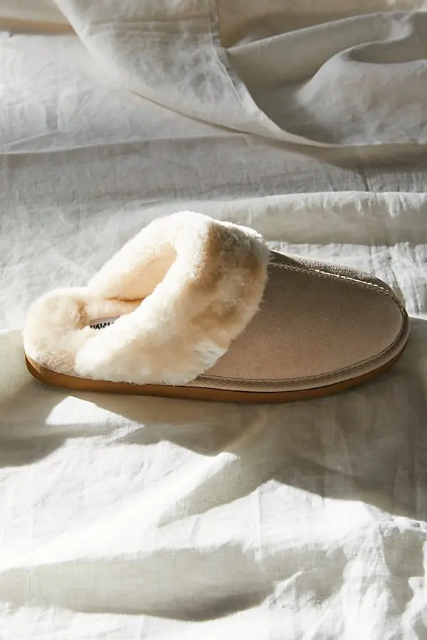 Minnetonka Chesney Suede Slippers With Plush Lining - Stone