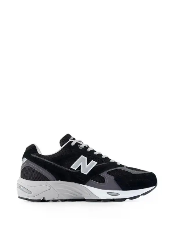 NEW BALANCE 880r Sneakers - Black