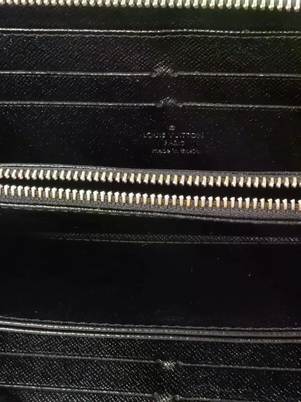 LOUIS VUITTON Zippy Wallet