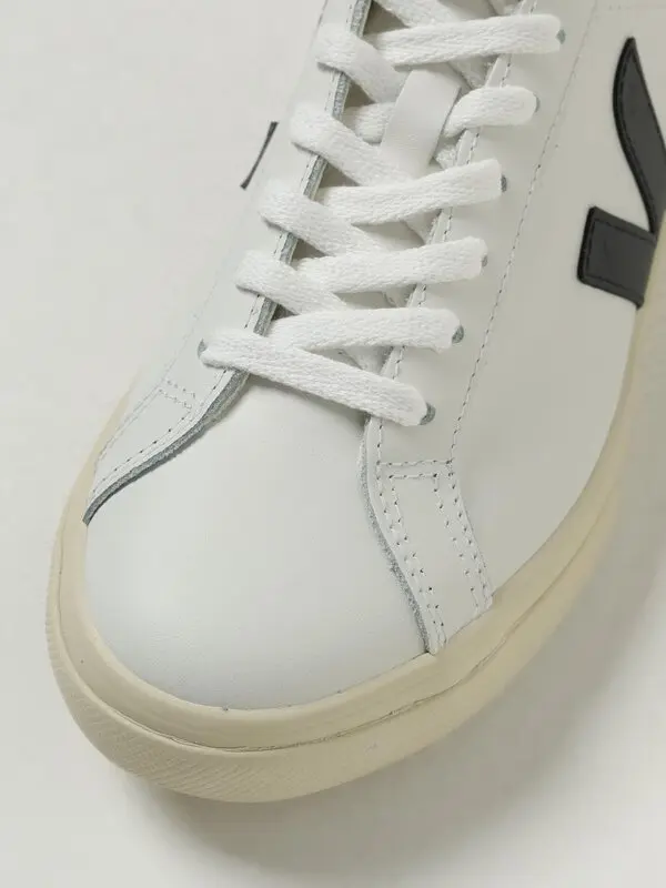VEJA Trainers - White