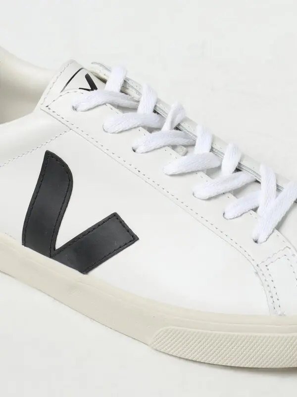 VEJA Trainers - White