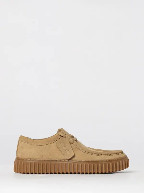 Clarks Torhill Lo Suede Chukka Boots With Round Toe - Natural