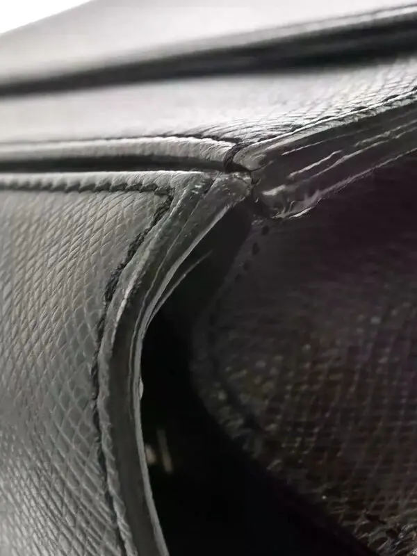 LOUIS VUITTON Taiga Robusto 1 Briefcase