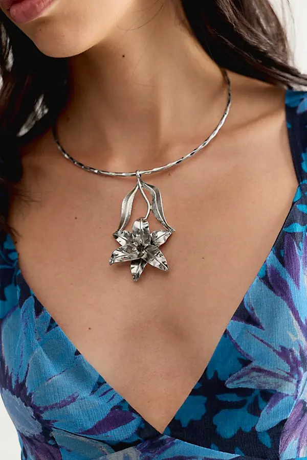 Free People Hammered Metal Choker Necklace With Rose Pendant - Silver/lily