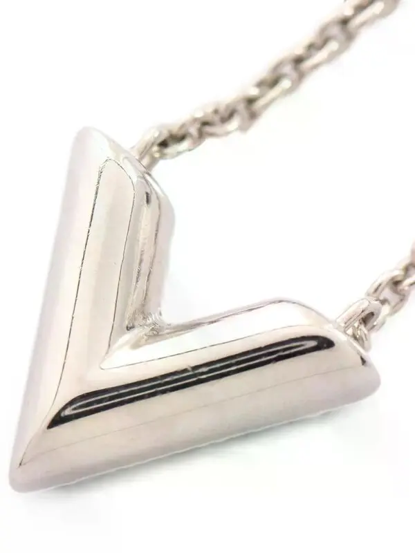 LOUIS VUITTON Essential V Necklace
