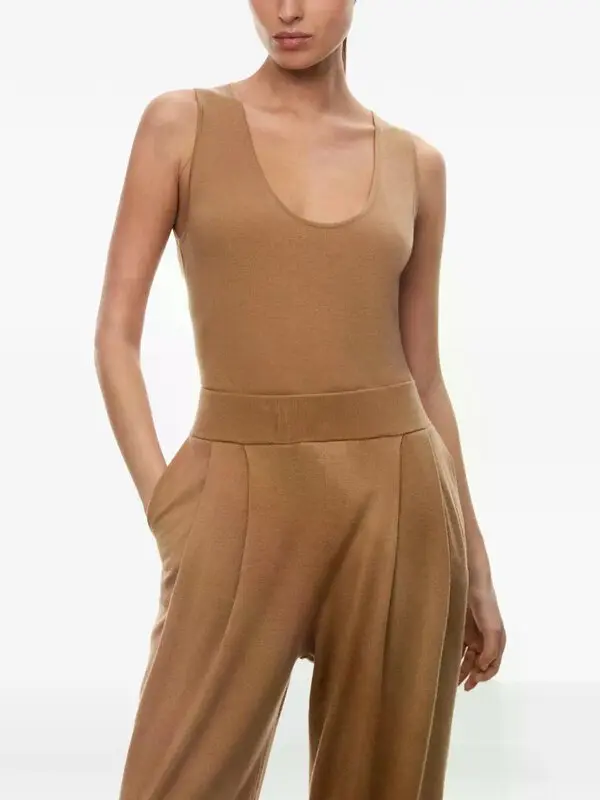 12 STOREEZ Jasmin Scoop-neck Top