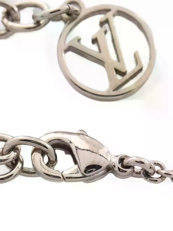 LOUIS VUITTON Essential V Necklace