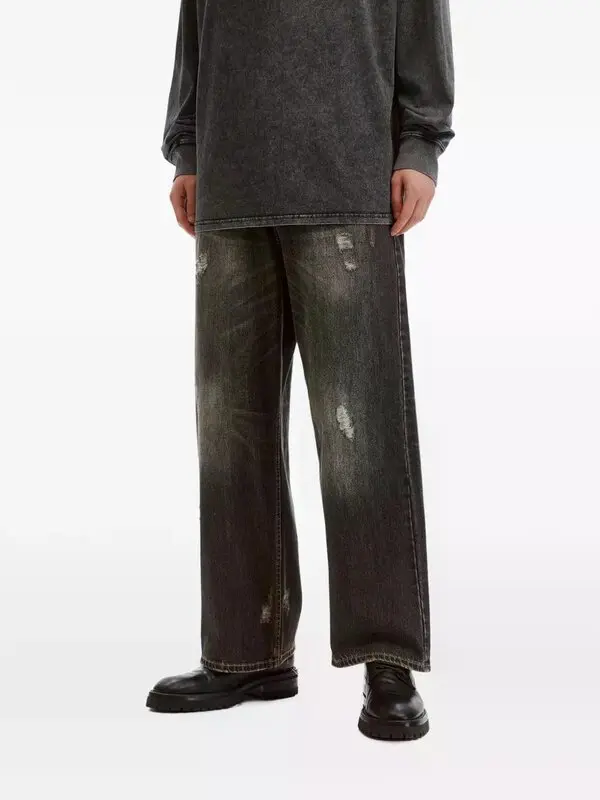 FIVE CM Distressed Whiskered Jeans