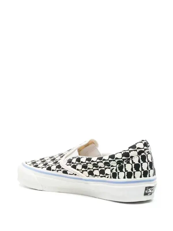 VANS Classic Slip-on Sneakers
