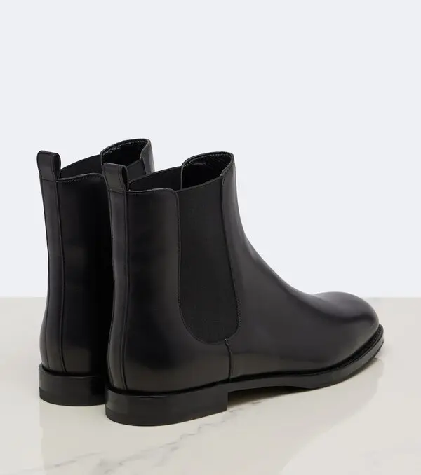 Manolo Blahnik Chelsa Leather Chelsea Boots