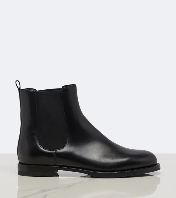 Manolo Blahnik Chelsa Leather Chelsea Boots