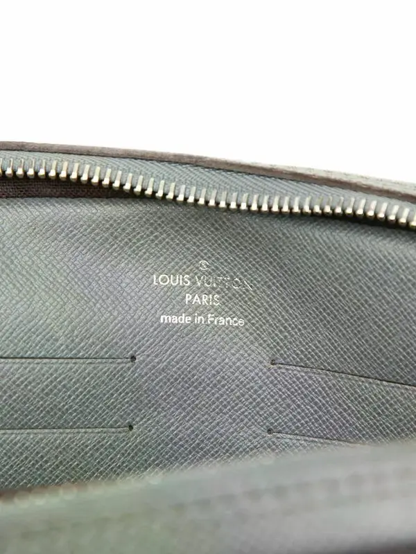 LOUIS VUITTON Taiga Kasai Clutch Bag - Grey