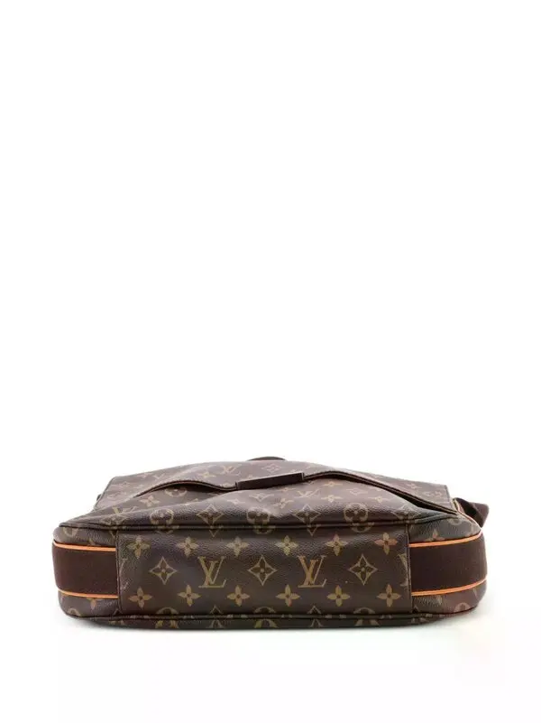LOUIS VUITTON Monogram Canvas Messenger Bag