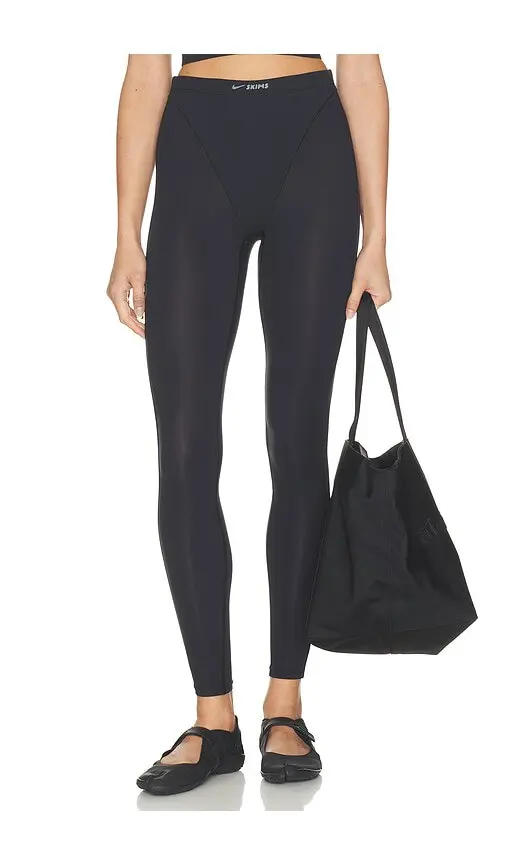 NIKESKIMS Weightless V- Panel Tights In . Also