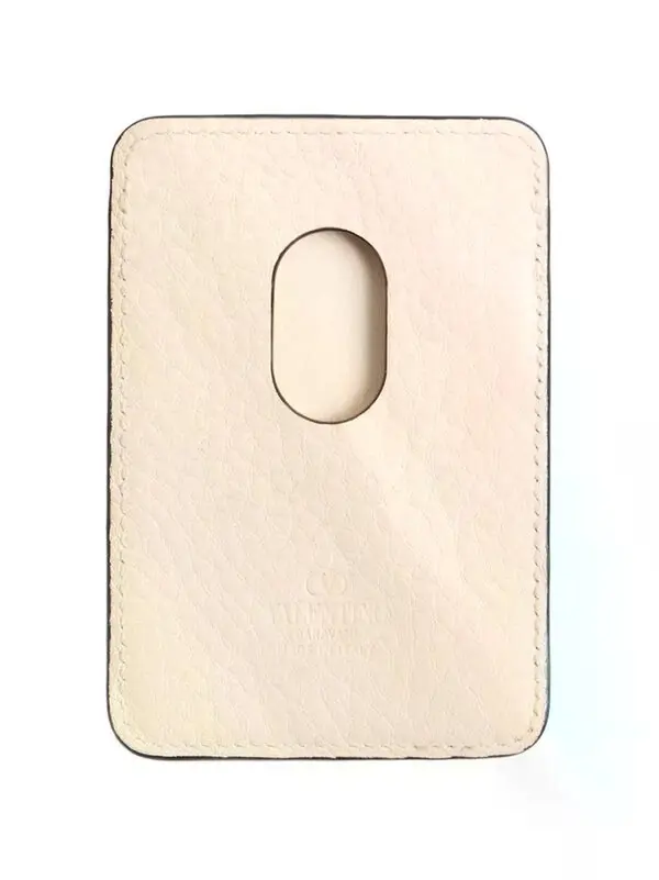 Valentino Garavani Rockstud Magnetic Card Holder In Grainy Calfskin - Neutrals