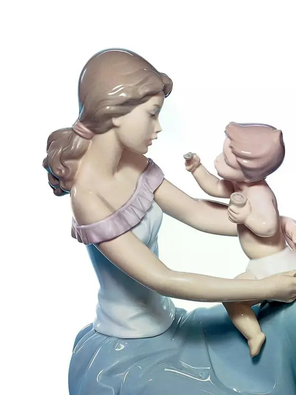LLADRO La Mamma Porcelain Figurine