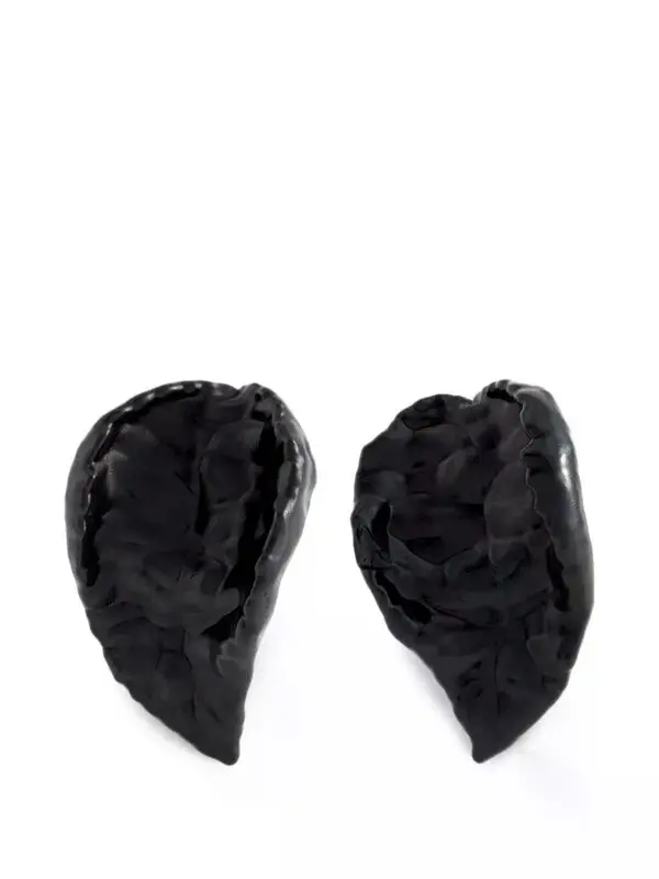 LA MANSO Textured Leaf Motif Earrings - Black
