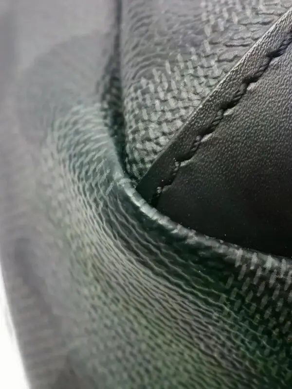 LOUIS VUITTON 2020 Avenue Messenger Bag
