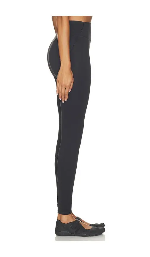 NIKESKIMS Legging In . Also