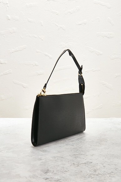 LOUIS VUITTON Epi Pochette Accessoires 24 Shoulder Bag