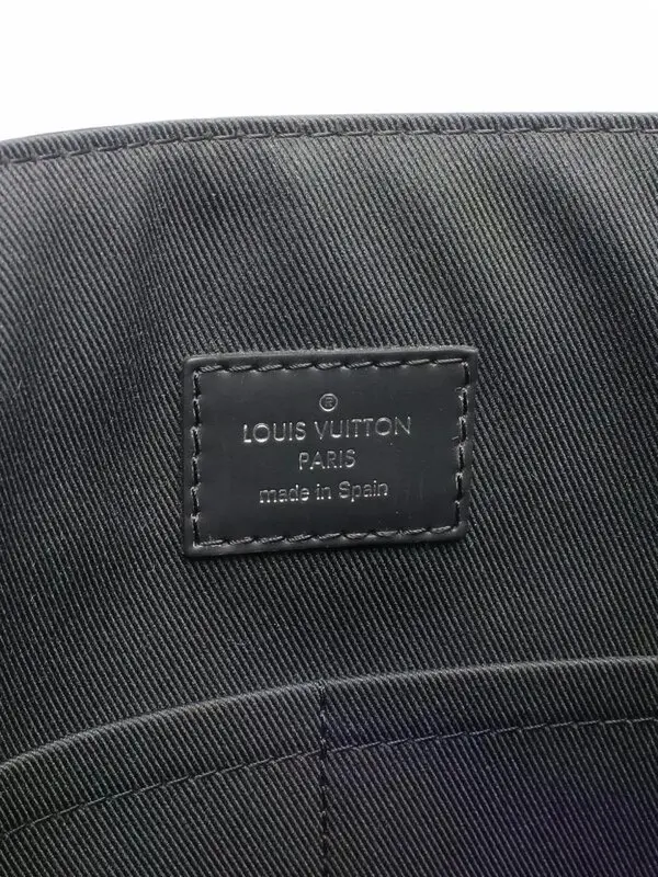 LOUIS VUITTON 2017 Mm District Messenger Bag