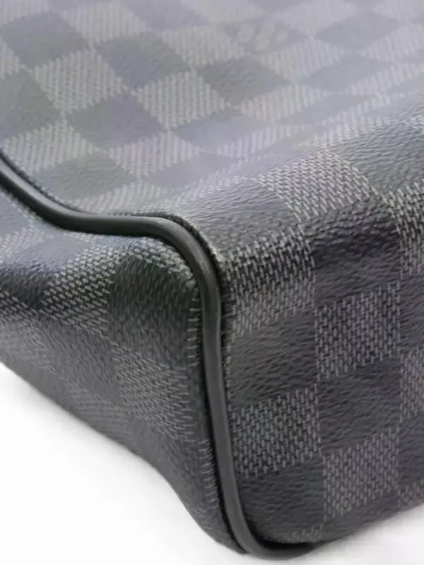 LOUIS VUITTON 2017 Mm District Messenger Bag