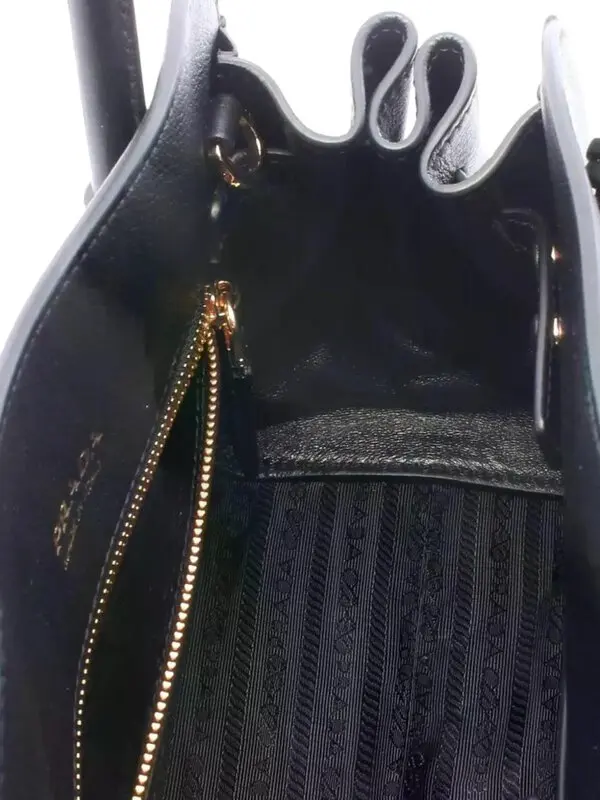 Prada 2020s Logo-plaque Leather Tote Bag