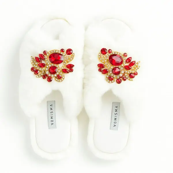 YOMISMA White / Red Eco Faux Fur Slippers – Red & Clear Rhinestone Brooch White - White/red
