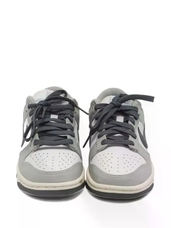 Nike Dunk Low Sneakers