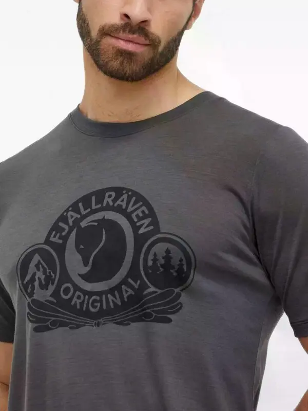 FJALL RAVEN Logo Graphic T-shirt