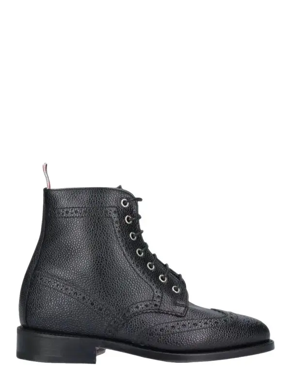 Thom Browne Wingtip Brogue Boot With Leather Sole In Pebble Grain - Black